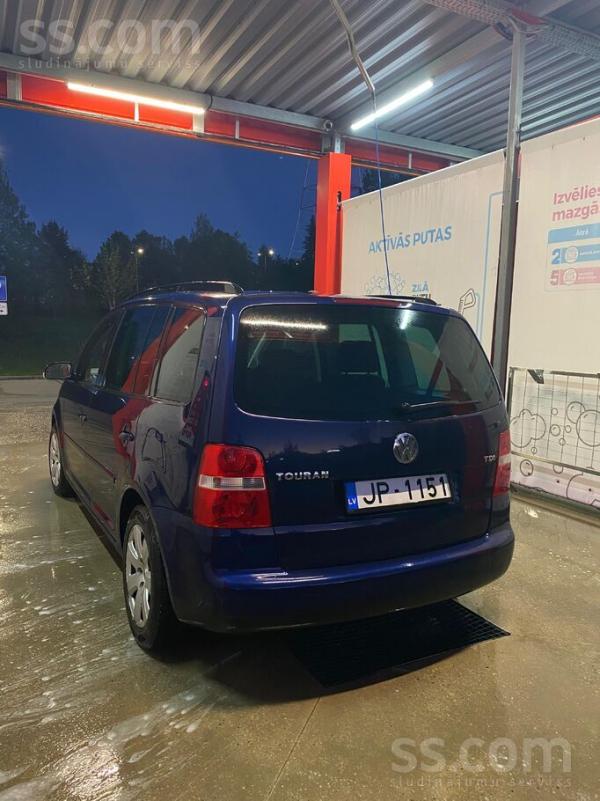 Blue Volkswagen Touran 2004 in Valmiera, with an engine capacity of 1.90 L and mileage of 391 thousand km for 1600 €, photo 2 on AUTOMOTO.COM.LV