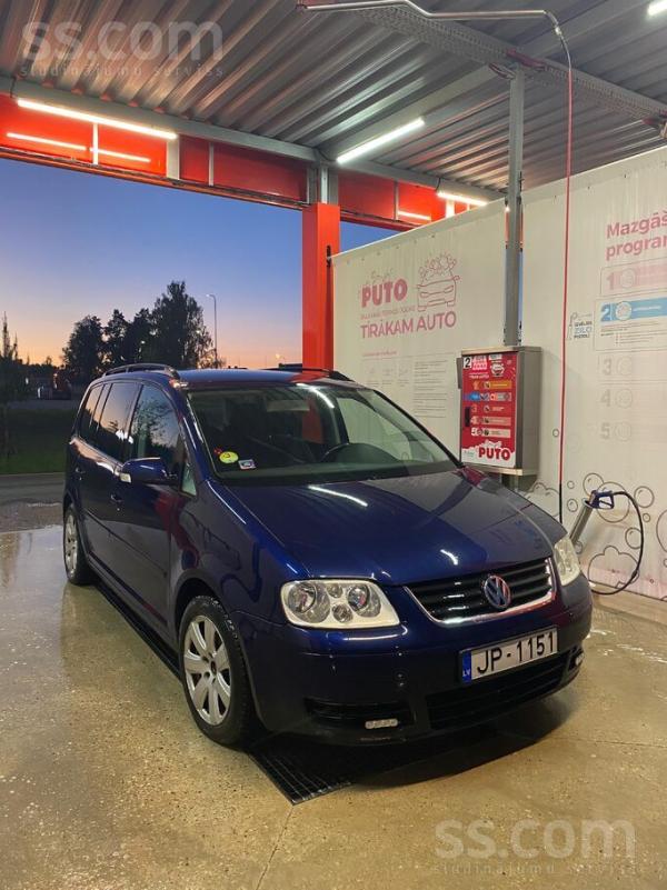 Blue Volkswagen Touran 2004 in Valmiera, with an engine capacity of 1.90 L and mileage of 391 thousand km for 1600 €, photo 4 on AUTOMOTO.COM.LV