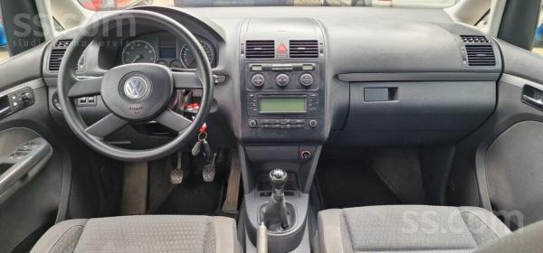 Zils Volkswagen Touran 2004 Valmiera, ar dzinēja tilpumu 1.60 L un nobraukumu 227 tūkst. km par 1600 €, foto 7 vietnē AUTOMOTO.COM.LV