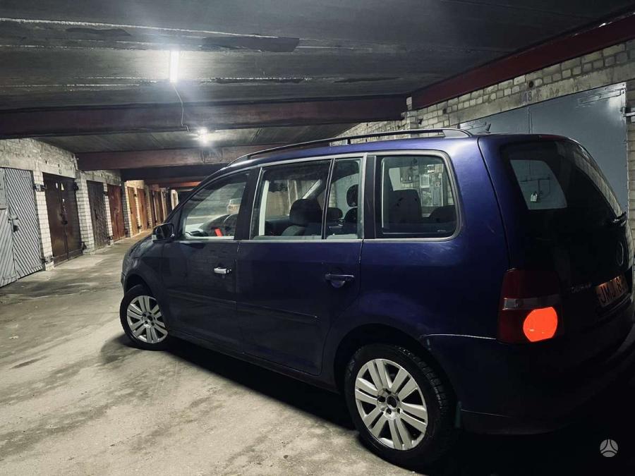 Blue Volkswagen Touran 2004 in Kaunas, with an engine capacity of 1.90 L and mileage of 443 thousand km for 1400 €, photo 4 on AUTOMOTO.COM.LV
