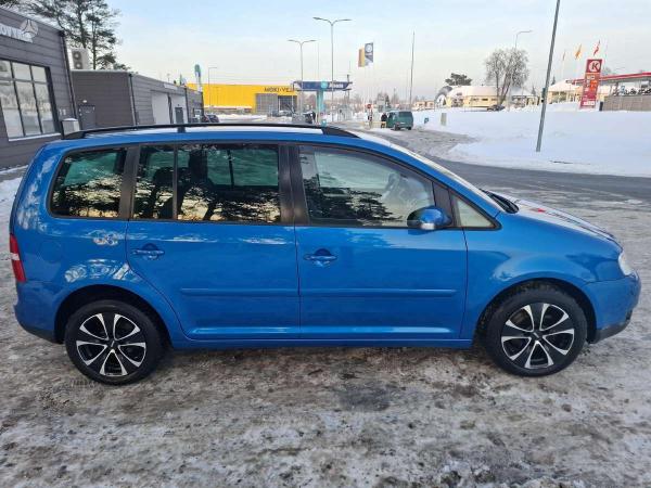 Blue Volkswagen Touran 2004 in Utena, with an engine capacity of 1.90 L and mileage of 280 thousand km for 2100 €, photo 4 on AUTOMOTO.COM.LV