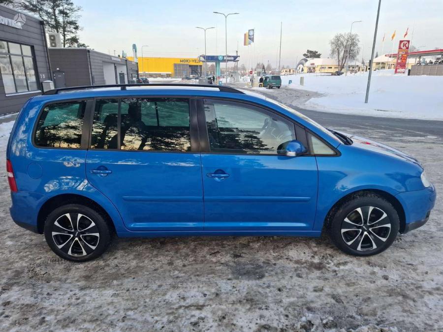 Zils Volkswagen Touran 2004 Utena, ar dzinēja tilpumu 1.90 L un nobraukumu 280 tūkst. km par 2100 €, foto 4 vietnē AUTOMOTO.COM.LV