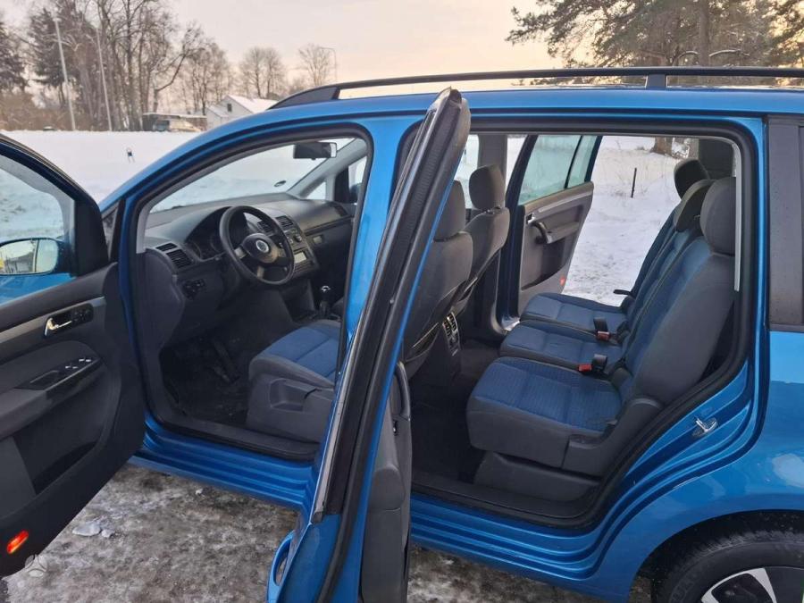 Zils Volkswagen Touran 2004 Utena, ar dzinēja tilpumu 1.90 L un nobraukumu 280 tūkst. km par 2100 €, foto 13 vietnē AUTOMOTO.COM.LV