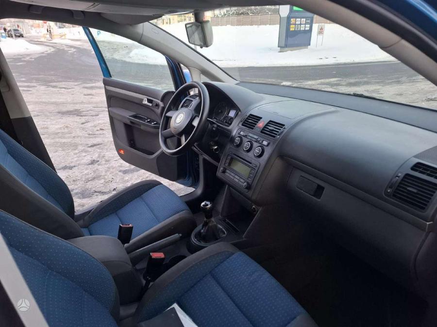 Zils Volkswagen Touran 2004 Utena, ar dzinēja tilpumu 1.90 L un nobraukumu 280 tūkst. km par 2100 €, foto 14 vietnē AUTOMOTO.COM.LV