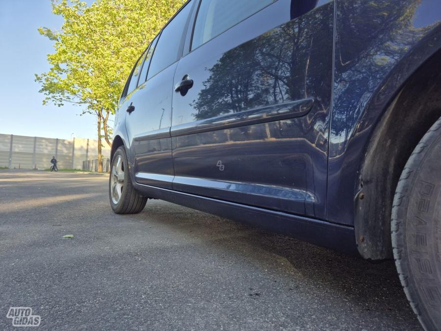 Zils Volkswagen Touran 2004 Kauņa, ar dzinēja tilpumu 2.00 L un nobraukumu 336 tūkst. km par 1550 €, foto 6 vietnē AUTOMOTO.COM.LV