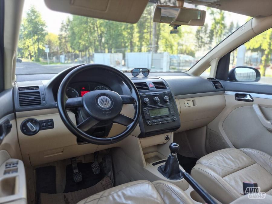 Zils Volkswagen Touran 2004 Kauņa, ar dzinēja tilpumu 2.00 L un nobraukumu 336 tūkst. km par 1550 €, foto 15 vietnē AUTOMOTO.COM.LV