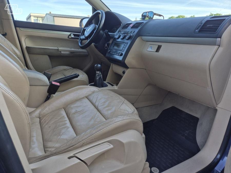 Zils Volkswagen Touran 2004 Kauņa, ar dzinēja tilpumu 2.00 L un nobraukumu 336 tūkst. km par 1550 €, foto 21 vietnē AUTOMOTO.COM.LV