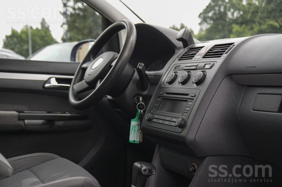 Zils Volkswagen Touran 2004 Rīga, ar dzinēja tilpumu 1.90 L un nobraukumu 261 tūkst. km par 3990 €, foto 7 vietnē AUTOMOTO.COM.LV