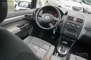 Zils Volkswagen Touran 2004 Rīga, ar dzinēja tilpumu 1.90 L un nobraukumu 261 tūkst. km par 3990 €, foto 8 vietnē AUTOMOTO.COM.LV