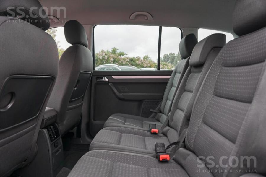 Zils Volkswagen Touran 2004 Rīga, ar dzinēja tilpumu 1.90 L un nobraukumu 261 tūkst. km par 3990 €, foto 17 vietnē AUTOMOTO.COM.LV