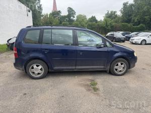 Blue Volkswagen Touran 2004 in Jelgava, with an engine capacity of 1.90 L and mileage of 290 thousand km for 1690 €, photo 7 on AUTOMOTO.COM.LV