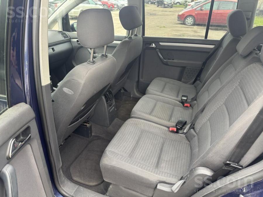Blue Volkswagen Touran 2004 in Jelgava, with an engine capacity of 1.90 L and mileage of 290 thousand km for 1690 €, photo 10 on AUTOMOTO.COM.LV