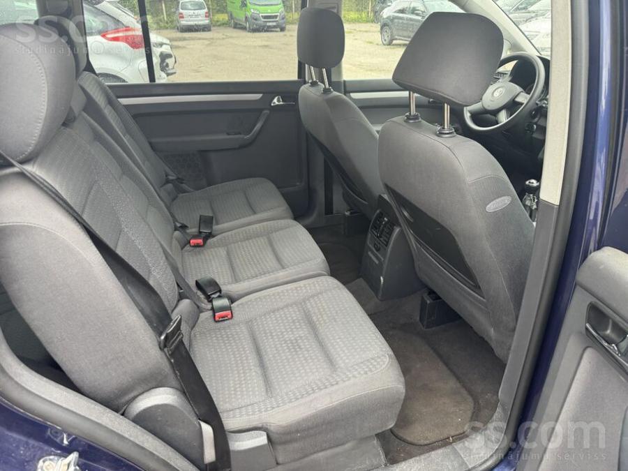 Blue Volkswagen Touran 2004 in Jelgava, with an engine capacity of 1.90 L and mileage of 290 thousand km for 1690 €, photo 13 on AUTOMOTO.COM.LV