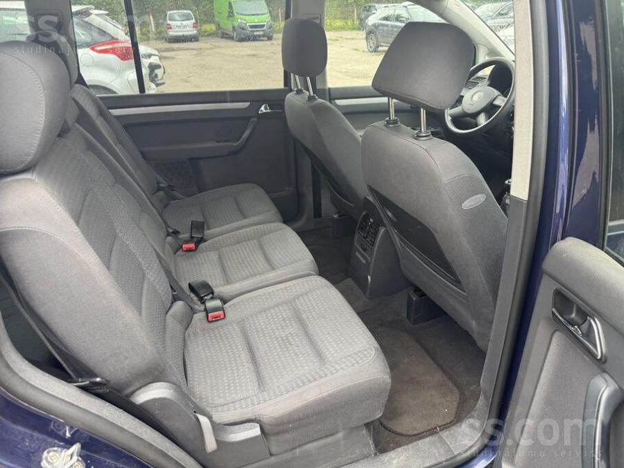 Blue Volkswagen Touran 2004 in Jelgava, with an engine capacity of 1.90 L and mileage of 290 thousand km for 1690 €, photo 14 on AUTOMOTO.COM.LV
