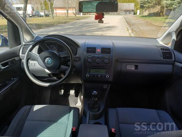 Blue Volkswagen Touran 2004 in Liepaja, with an engine capacity of 1.90 L and mileage of 183 thousand km for 2950 €, photo 10 on AUTOMOTO.COM.LV