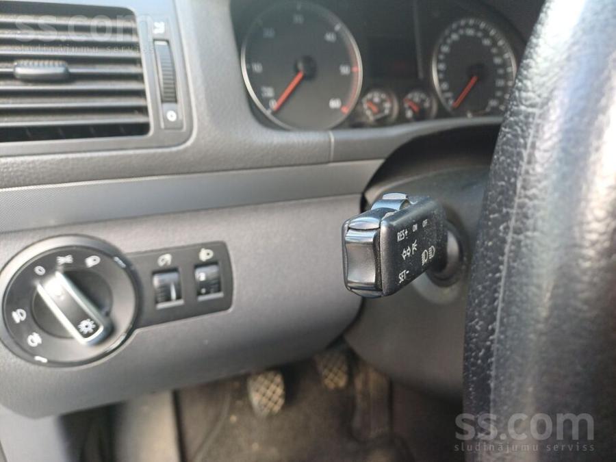 Zils Volkswagen Touran 2004 Liepāja, ar dzinēja tilpumu 1.90 L un nobraukumu 183 tūkst. km par 2950 €, foto 15 vietnē AUTOMOTO.COM.LV