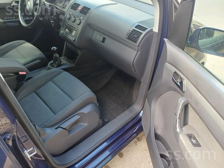 Zils Volkswagen Touran 2004 Liepāja, ar dzinēja tilpumu 1.90 L un nobraukumu 183 tūkst. km par 2950 €, foto 18 vietnē AUTOMOTO.COM.LV