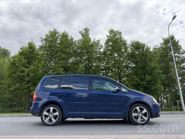 Blue Volkswagen Touran 2004 in Jelgava, with an engine capacity of 2.00 L and mileage of 260 thousand km for 1900 €, photo 4 on AUTOMOTO.COM.LV
