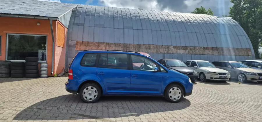 Blue Volkswagen Touran 2004 in Valmiera, with an engine capacity of 1.60 L and mileage of 227 thousand km for 1600 €, photo 3 on AUTOMOTO.COM.LV