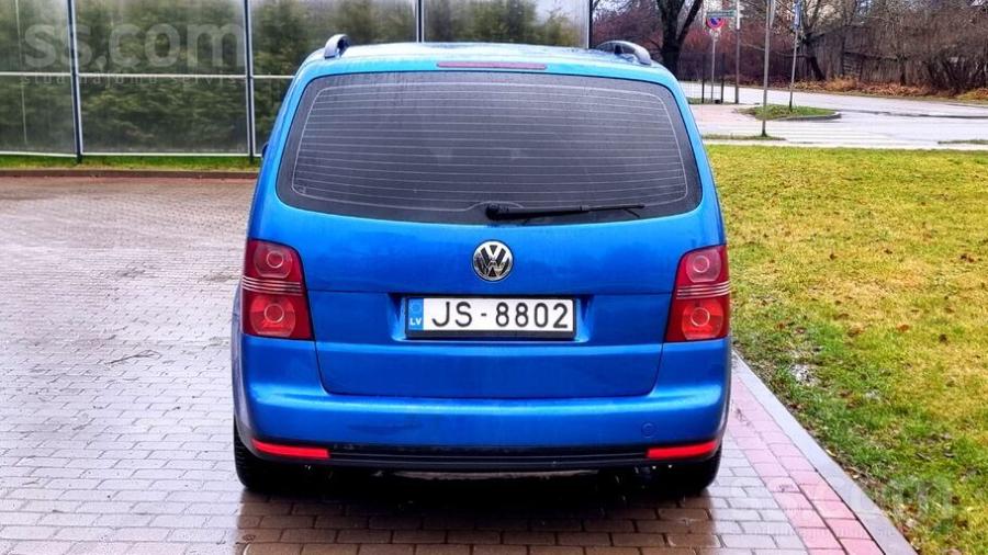 Blue Volkswagen Touran 2004 in Cesis, with an engine capacity of 1.90 L and mileage of 430 thousand km for 2200 €, photo 7 on AUTOMOTO.COM.LV
