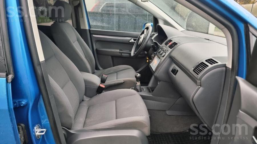 Blue Volkswagen Touran 2004 in Cesis, with an engine capacity of 1.90 L and mileage of 430 thousand km for 2200 €, photo 18 on AUTOMOTO.COM.LV