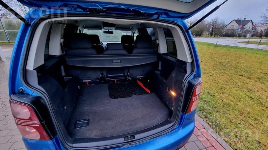 Blue Volkswagen Touran 2004 in Cesis, with an engine capacity of 1.90 L and mileage of 430 thousand km for 2200 €, photo 23 on AUTOMOTO.COM.LV