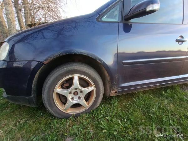 Zils Volkswagen Touran 2004 Limbaži, ar dzinēja tilpumu 2.00 L un nobraukumu 444 tūkst. km par 650 €, foto 4 vietnē AUTOMOTO.COM.LV