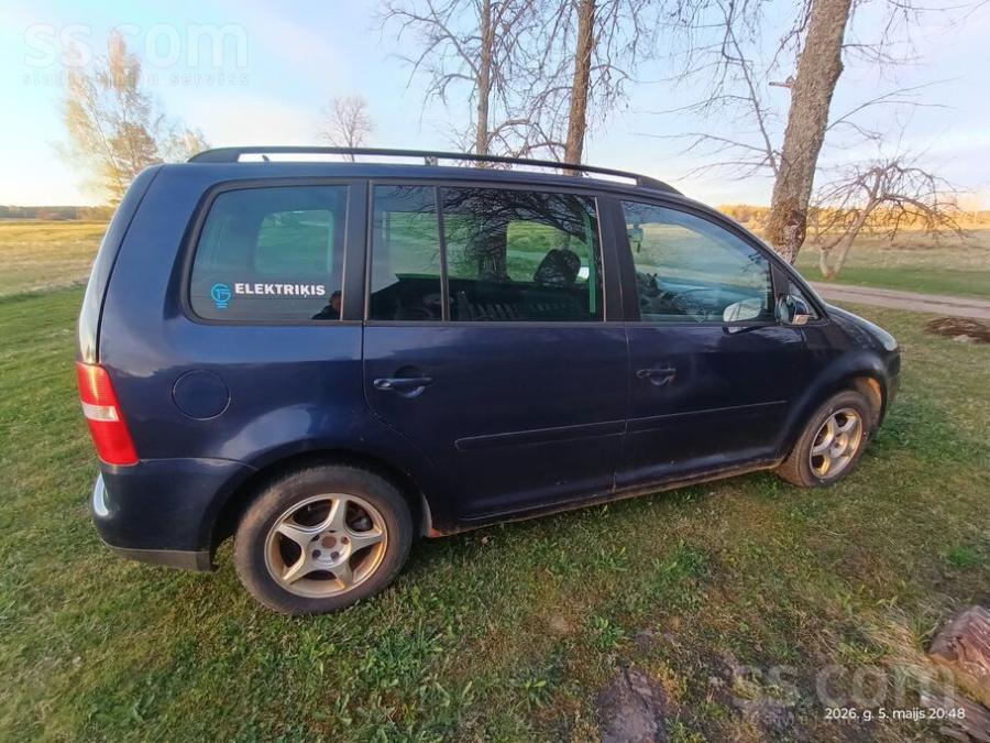 Zils Volkswagen Touran 2004 Limbaži, ar dzinēja tilpumu 2.00 L un nobraukumu 444 tūkst. km par 650 €, foto 3 vietnē AUTOMOTO.COM.LV