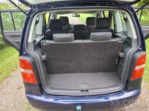 Zils Volkswagen Touran 2004 Rēzekne, ar dzinēja tilpumu 2.00 L un nobraukumu 327 tūkst. km par 1950 €, foto 13 vietnē AUTOMOTO.COM.LV