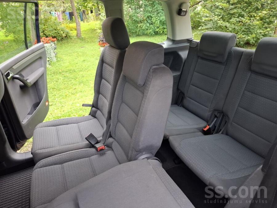 Zils Volkswagen Touran 2004 Rēzekne, ar dzinēja tilpumu 2.00 L un nobraukumu 327 tūkst. km par 1950 €, foto 14 vietnē AUTOMOTO.COM.LV