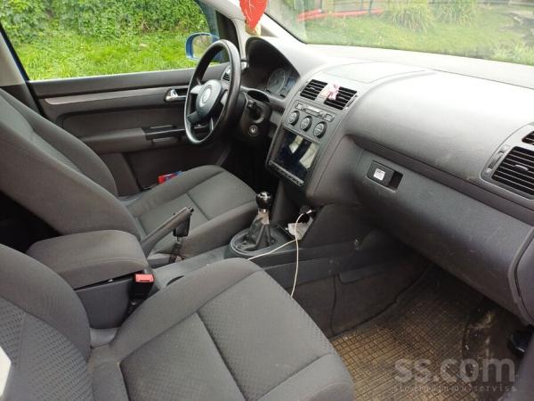 Zils Volkswagen Touran 2005 Ogre, ar dzinēja tilpumu 1.90 L un nobraukumu 390 tūkst. km par 1800 €, foto 3 vietnē AUTOMOTO.COM.LV