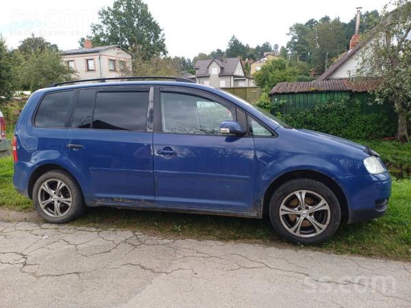 Zils Volkswagen Touran 2005 Ogre, ar dzinēja tilpumu 1.90 L un nobraukumu 390 tūkst. km par 1800 €, foto 5 vietnē AUTOMOTO.COM.LV