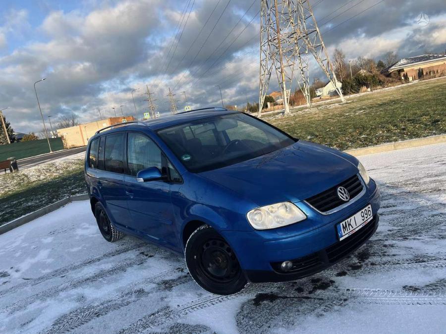Blue Volkswagen Touran 2005 in Kaunas, with an engine capacity of 1.97 L and mileage of 392 thousand km for 1550 €, photo 2 on AUTOMOTO.COM.LV