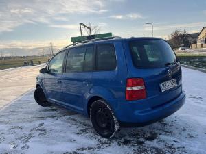 Blue Volkswagen Touran 2005 in Kaunas, with an engine capacity of 1.97 L and mileage of 392 thousand km for 1550 €, photo 4 on AUTOMOTO.COM.LV