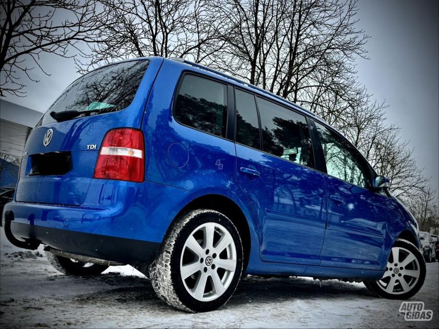 Zils Volkswagen Touran 2005 Alīta, ar dzinēja tilpumu 2.00 L un nobraukumu 291 tūkst. km par 3399 €, foto 28 vietnē AUTOMOTO.COM.LV