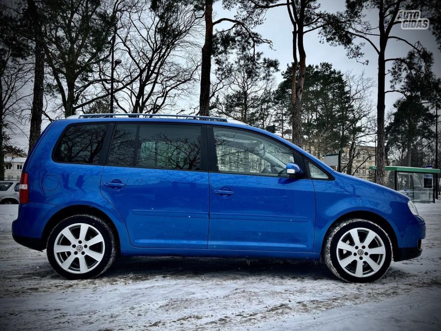 Zils Volkswagen Touran 2005 Alīta, ar dzinēja tilpumu 2.00 L un nobraukumu 291 tūkst. km par 3399 €, foto 29 vietnē AUTOMOTO.COM.LV