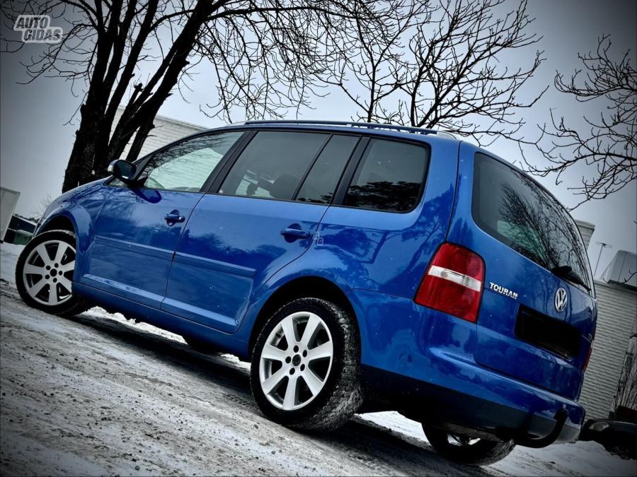 Zils Volkswagen Touran 2005 Alīta, ar dzinēja tilpumu 2.00 L un nobraukumu 291 tūkst. km par 3399 €, foto 32 vietnē AUTOMOTO.COM.LV