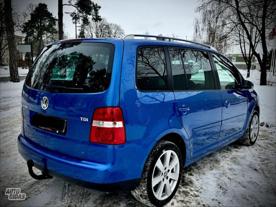 Zils Volkswagen Touran 2005 Alīta, ar dzinēja tilpumu 2.00 L un nobraukumu 291 tūkst. km par 3399 €, foto 33 vietnē AUTOMOTO.COM.LV