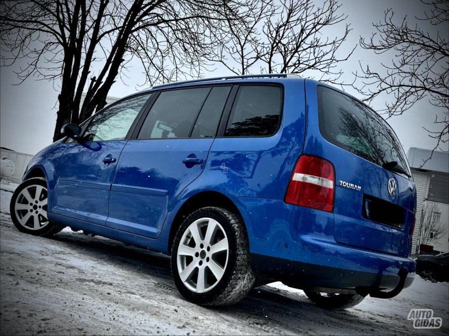 Zils Volkswagen Touran 2005 Alīta, ar dzinēja tilpumu 2.00 L un nobraukumu 291 tūkst. km par 3399 €, foto 34 vietnē AUTOMOTO.COM.LV