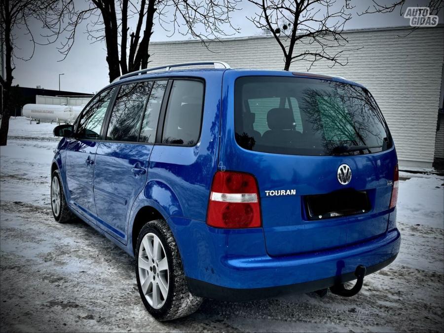 Zils Volkswagen Touran 2005 Alīta, ar dzinēja tilpumu 2.00 L un nobraukumu 291 tūkst. km par 3399 €, foto 36 vietnē AUTOMOTO.COM.LV