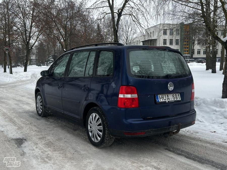 Blue Volkswagen Touran 2005 in Siauliai, with an engine capacity of 1.90 L and mileage of 400 thousand km for 850 €, photo 5 on AUTOMOTO.COM.LV