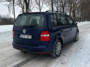 Blue Volkswagen Touran 2005 in Siauliai, with an engine capacity of 1.90 L and mileage of 400 thousand km for 850 €, photo 7 on AUTOMOTO.COM.LV