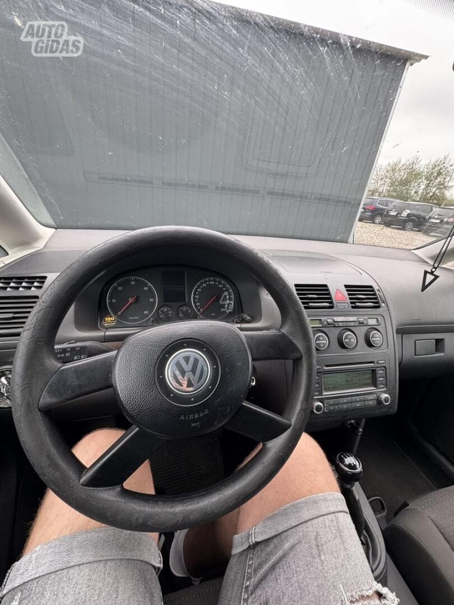 Zils Volkswagen Touran 2005 Kauņa, ar dzinēja tilpumu 2.00 L un nobraukumu 381 tūkst. km par 750 €, foto 8 vietnē AUTOMOTO.COM.LV