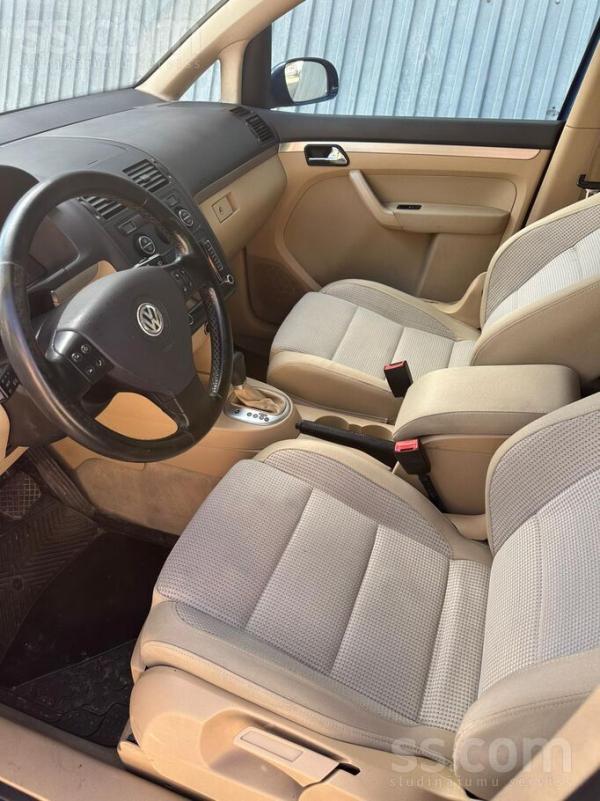 Zils Volkswagen Touran 2005 Jelgava, ar dzinēja tilpumu 2.00 L un nobraukumu 330 tūkst. km par 2900 €, foto 8 vietnē AUTOMOTO.COM.LV