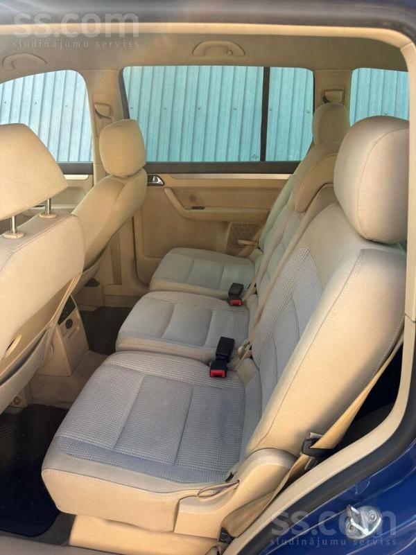 Zils Volkswagen Touran 2005 Jelgava, ar dzinēja tilpumu 2.00 L un nobraukumu 330 tūkst. km par 2900 €, foto 9 vietnē AUTOMOTO.COM.LV