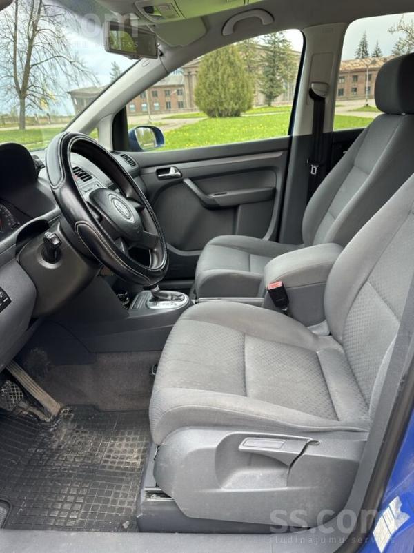 Zils Volkswagen Touran 2005 Rīga, ar dzinēja tilpumu 1.90 L un nobraukumu 166 tūkst. km par 2900 €, foto 9 vietnē AUTOMOTO.COM.LV