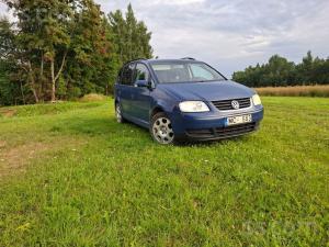 Zils Volkswagen Touran 2005 Preiļi, ar dzinēja tilpumu 2.00 L un nobraukumu 330 tūkst. km par 800 €, foto  vietnē AUTOMOTO.COM.LV