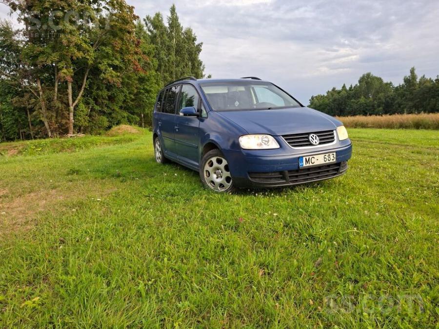 Zils Volkswagen Touran 2005 Preiļi, ar dzinēja tilpumu 2.00 L un nobraukumu 330 tūkst. km par 800 €, foto 1 vietnē AUTOMOTO.COM.LV