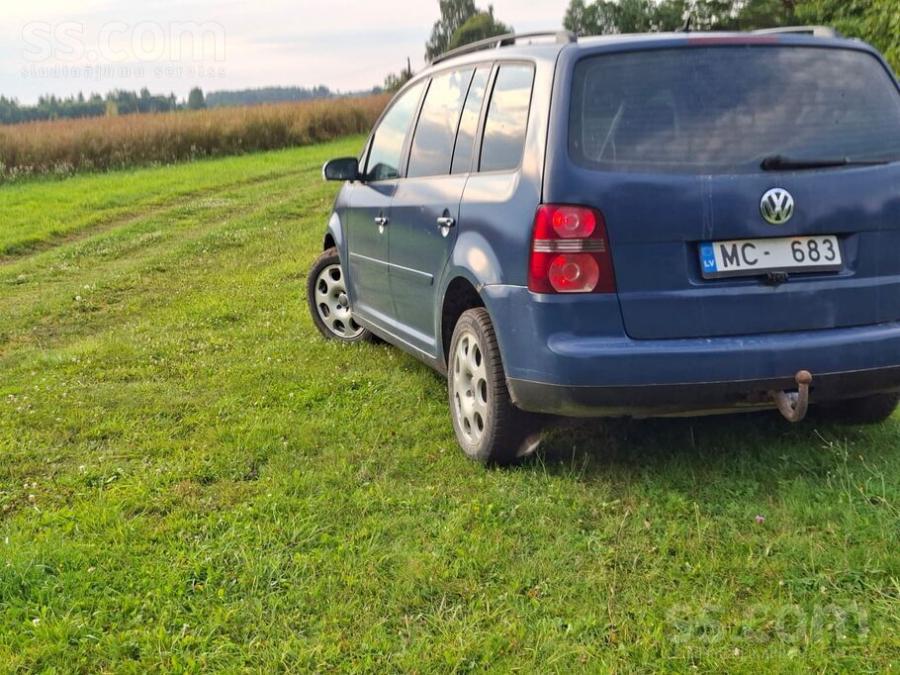 Zils Volkswagen Touran 2005 Preiļi, ar dzinēja tilpumu 2.00 L un nobraukumu 330 tūkst. km par 800 €, foto 3 vietnē AUTOMOTO.COM.LV