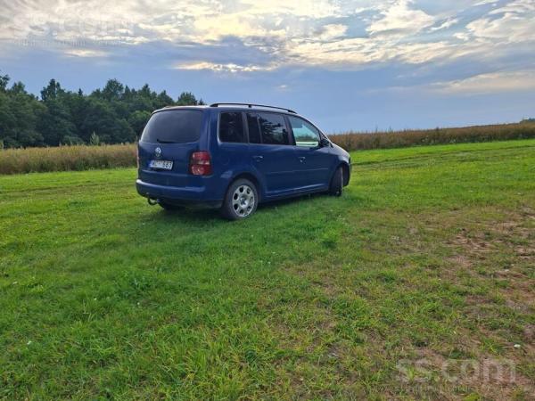 Zils Volkswagen Touran 2005 Preiļi, ar dzinēja tilpumu 2.00 L un nobraukumu 330 tūkst. km par 800 €, foto 3 vietnē AUTOMOTO.COM.LV
